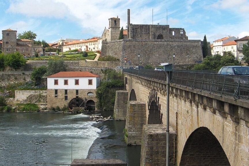 SIPE colocar 500 fitas coloridas na Ponte Medieval de Barcelos em ...
